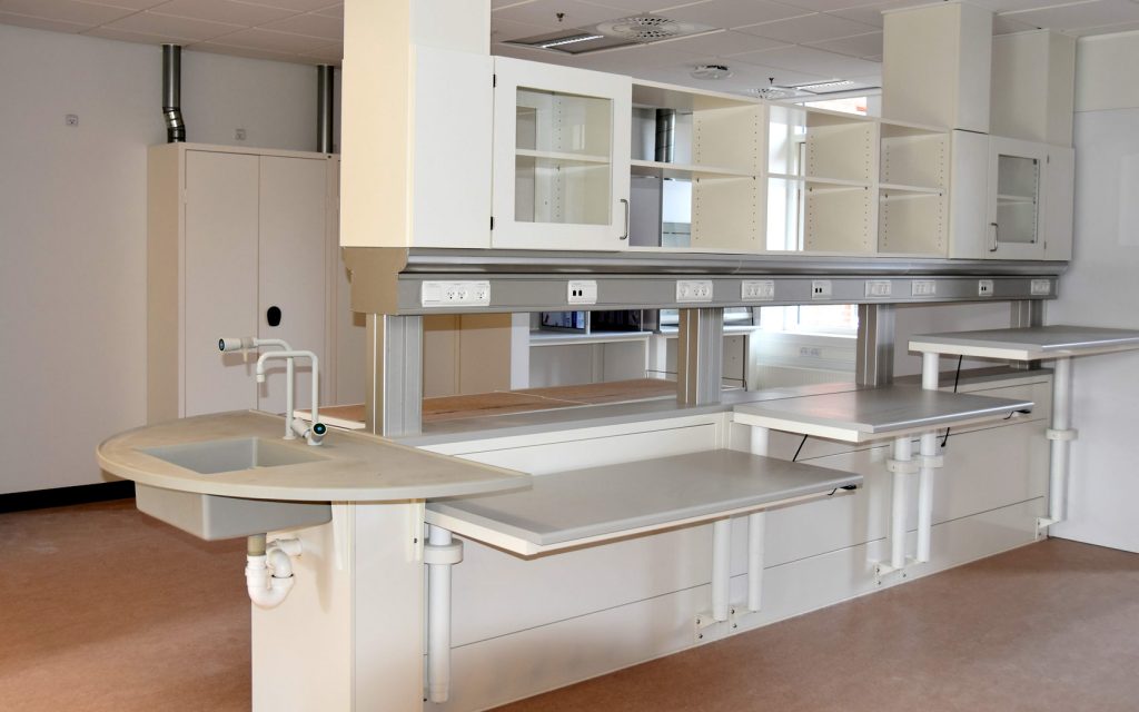 Udstyr og indretning af laboratorier - smarte løsninger til gode priser